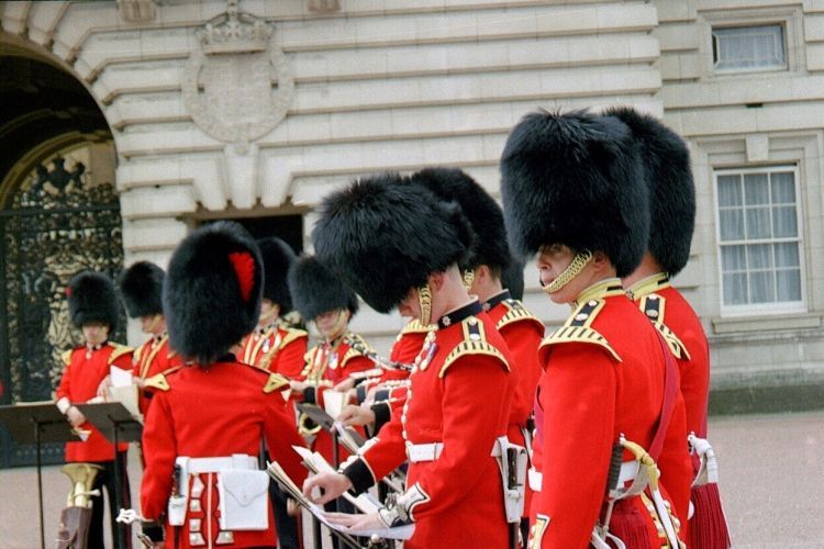 Dancing tourist is scared off by a VERY Scots Guard after ...
