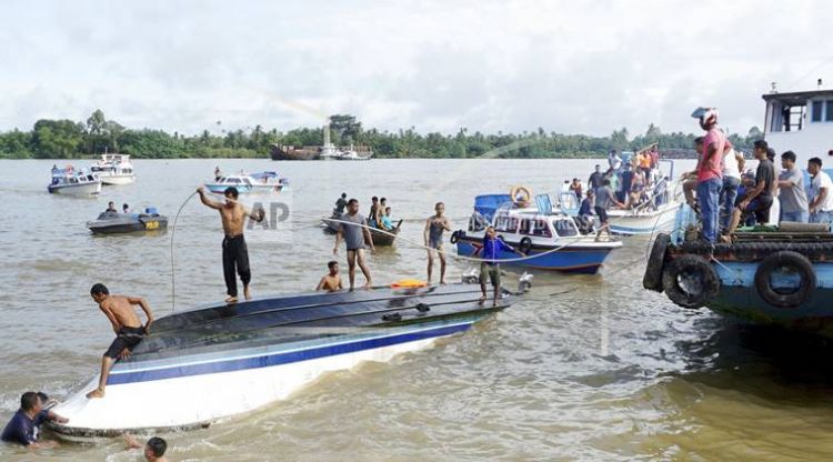 42 survive boat capsizing off Indonesia’s Borneo; 8 dead