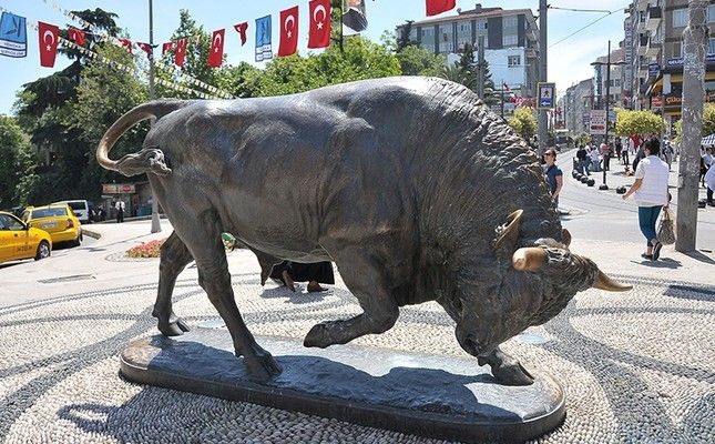 Kadıköy’s landmark bull statue finally earns its resting place