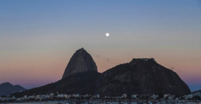 Cable car to famed Rio peak suspended after nearby shootout