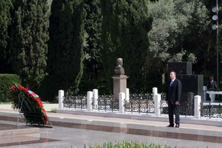 President Ilham Aliyev and first lady Mehriban Aliyeva visited tomb of national leader Heydar Aliyev